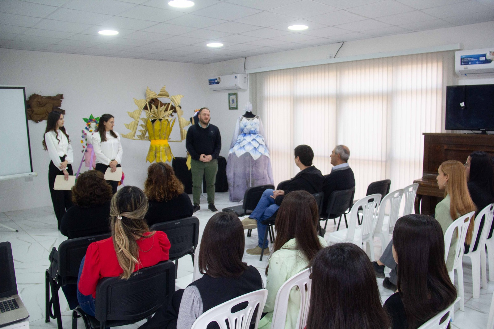 Presentación del desfile anual de diseño de Indumentaria de Idesa ...