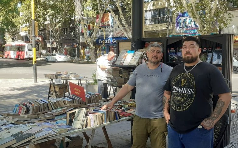 La noble tarea de los libreros de la Alameda - Piramide Informativa